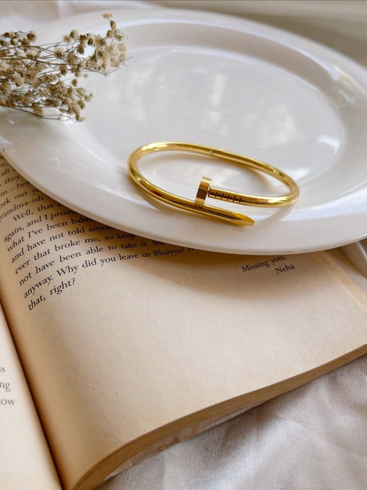GOLDEN NAIL CUFF – cleforya store